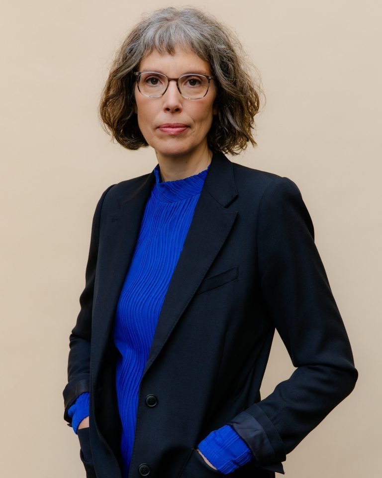 Kurator*in Esther Schlicht